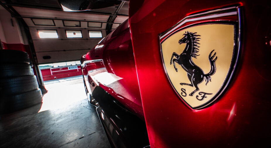 Ferrari et Porsche : pourquoi leurs logos arborent le même cheval cabré