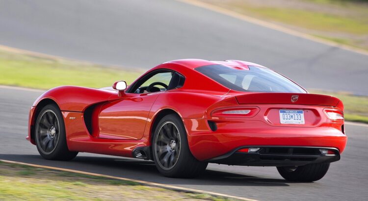 Dodge Viper surboostée vs Shelby GT500 : le duel explosif à un feu rouge