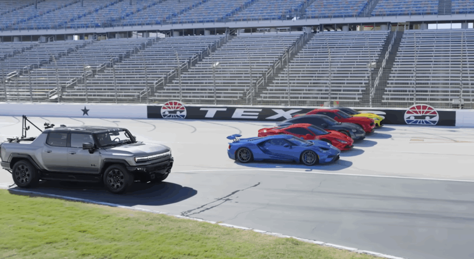 Quand le GMC Hummer EV humilie des supercars sans broncher