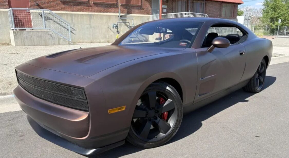 Dodge n’a jamais produit cette Charger SRT8 en coupé 2 portes… quelqu ...